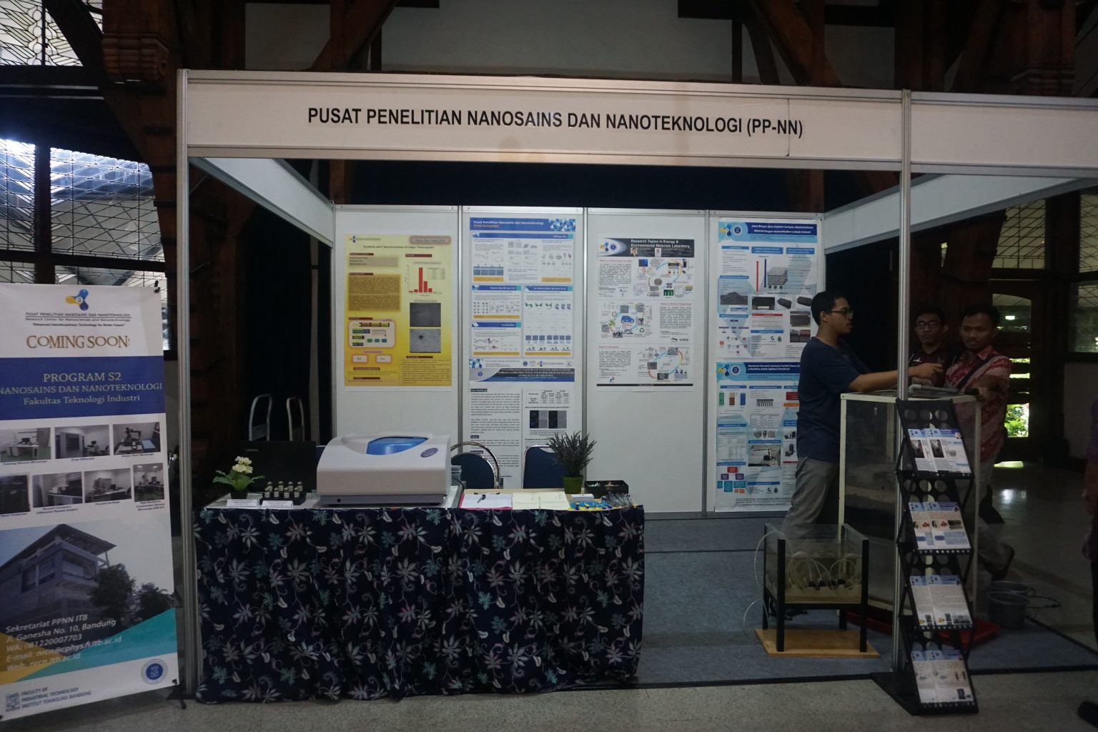 Pameran Poster dan produk – Pusat Penelitian Nanosains dan Nanoteknologi