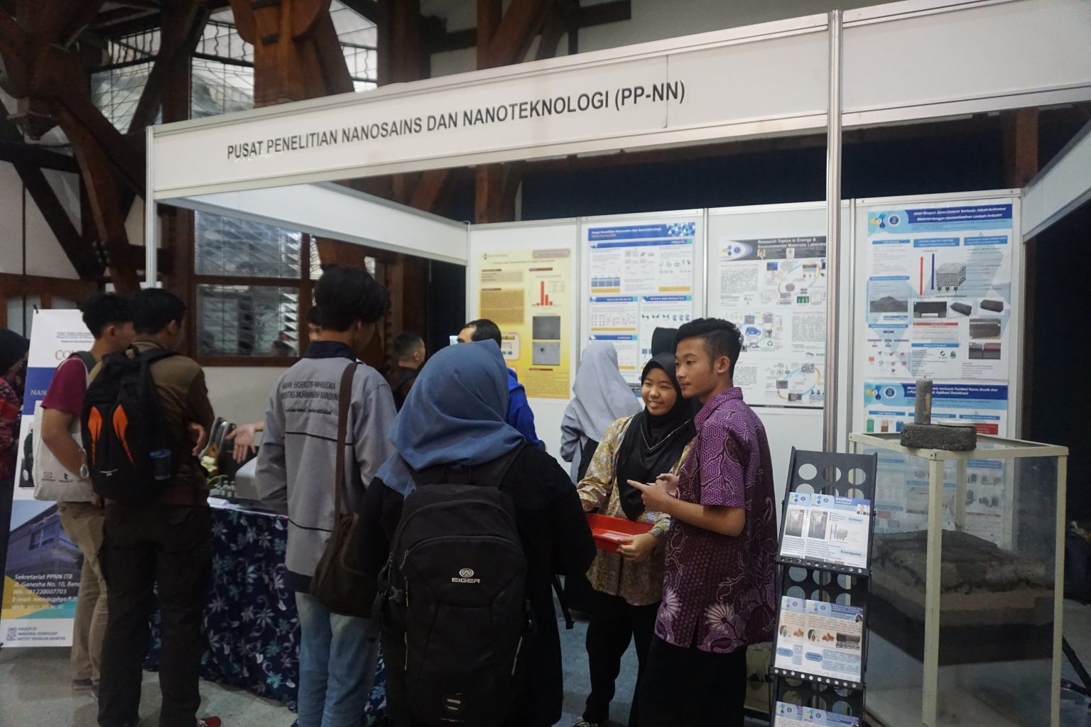 Pameran Poster dan produk – Pusat Penelitian Nanosains dan Nanoteknologi